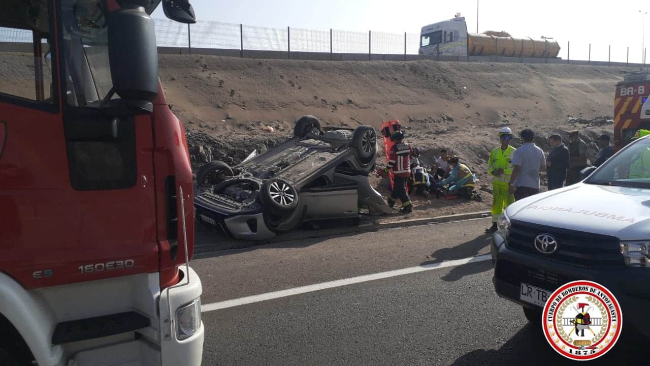 Colisión con posterior volcamiento dejó tres personas lesionadas en ...